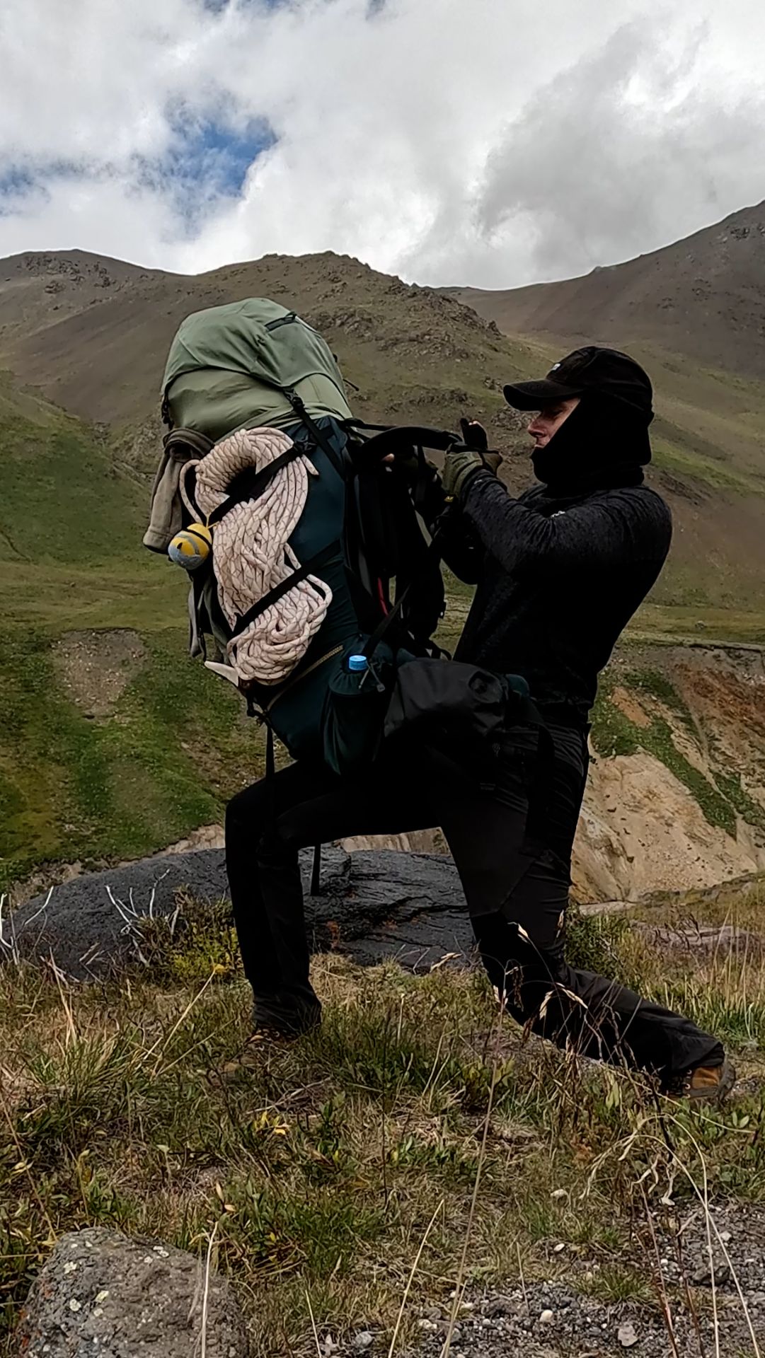 Правильно снять одеть тяжёлый рюкзак, не сломай себе спину