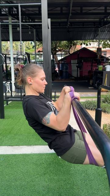 Переходы на низкой перекладине с резиной (выход силой)