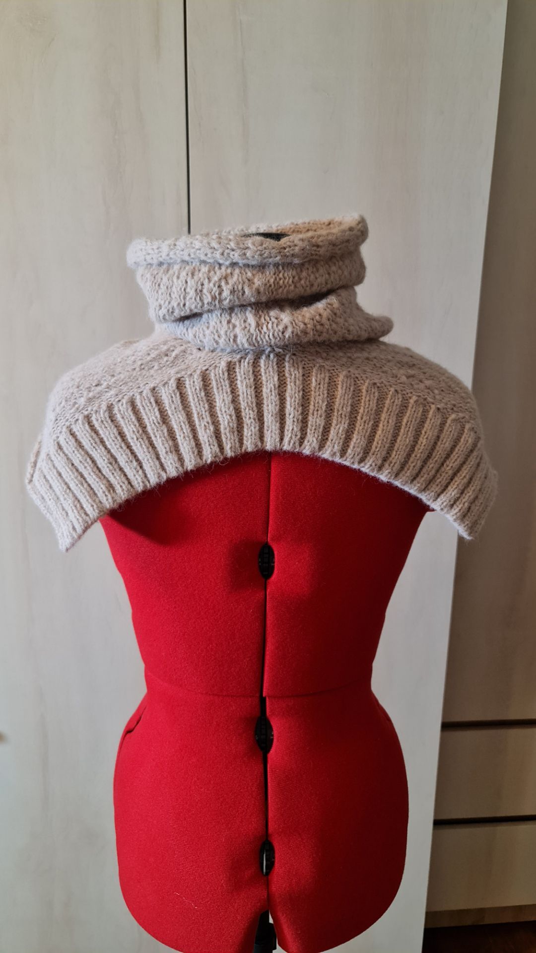 Манишка из сури-альпака — демонстрация на манекене / Анонс МК — вяжем два аксессуара по одному МК