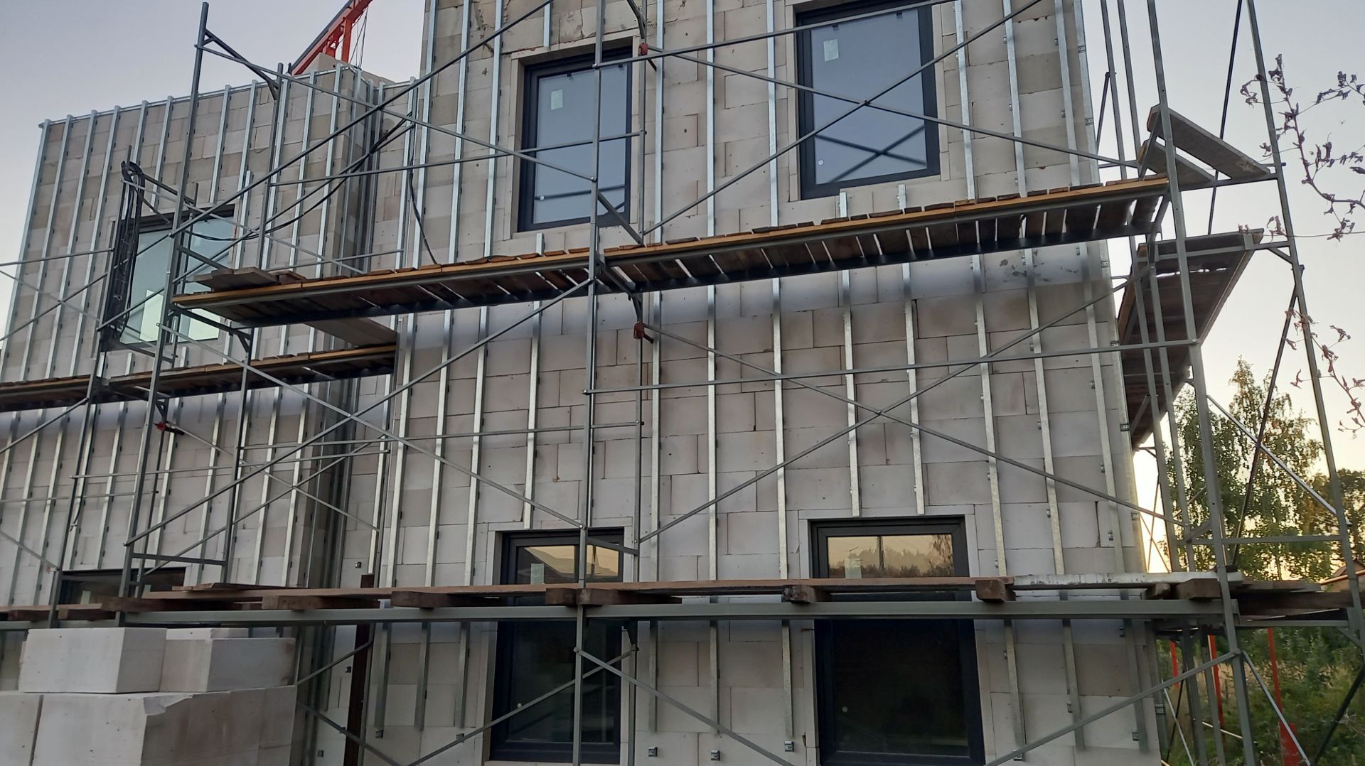 Монтаж несущих профилей навесного вентилируемого фасада