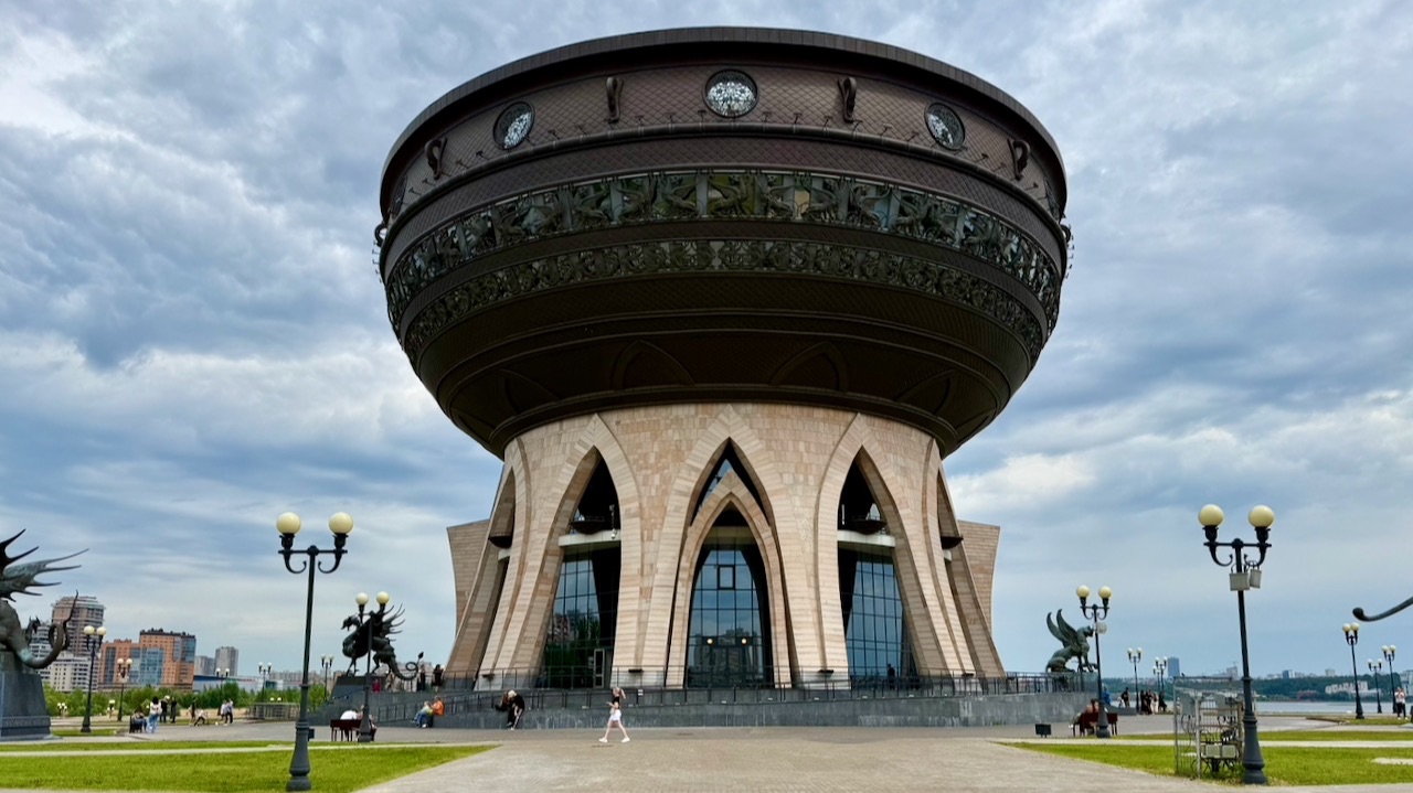 Дворец бракосочетания, он же Чаша, он же Казан