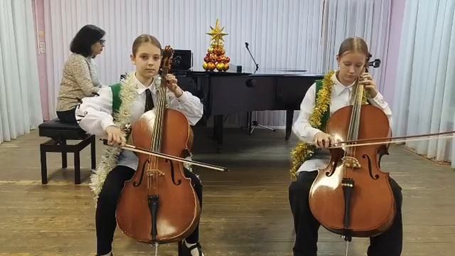 "В лесу родилась елочка", Исполняют: Дорофеева Виктория и Мальцева Елизавета, 11 лет