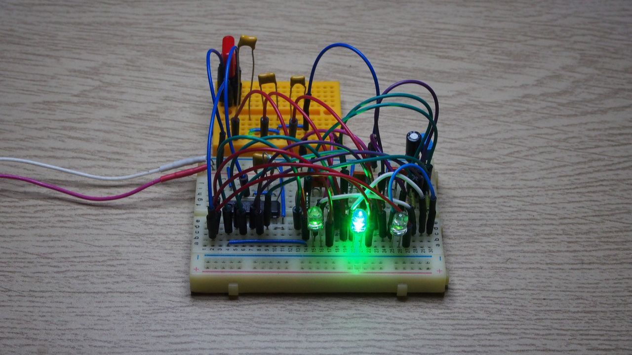 Бегущие огни с автоматическим изменением скорости.