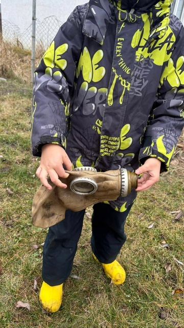 Это противогаз который мы нашли за забором.mp4