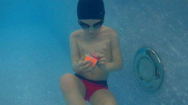 💦 Костя в 7 лет собирает айви куб... под водой! 🧊