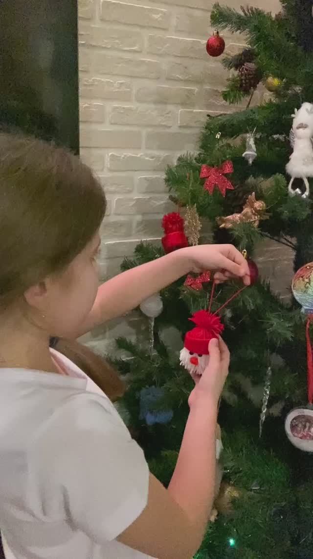 Елочная игрушка из ниток Дед Мороз