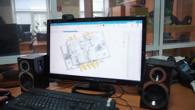 Производство профессиональных хоккейных коньков в России на Фабрике V76 в Ярославле.