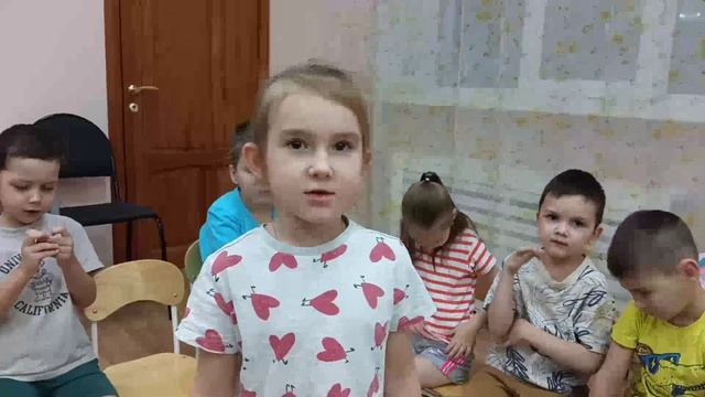 Снег ложится на дома 17.12.2025