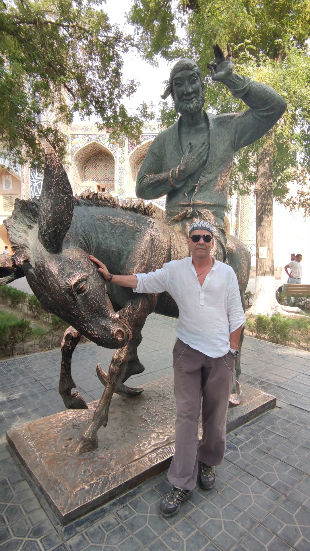 памятник Ходже Насреддину украшает центр древней Бухары