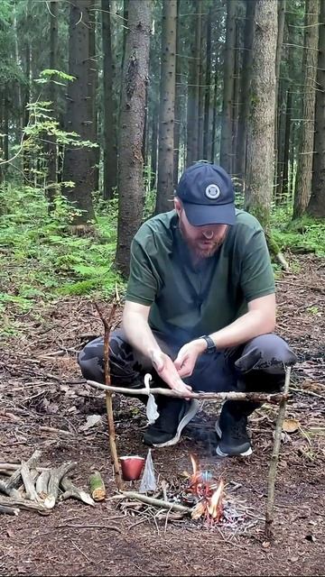 В чём можно вскипятить воду, если нет посуды #shorts #юмор #выживание #природа