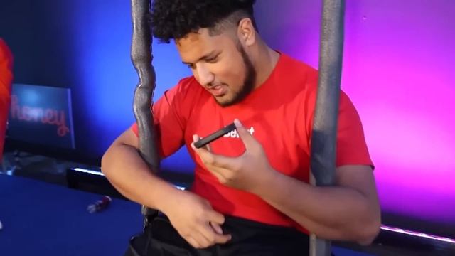 Mrbeast на русском Кто Последний Перестанет Качаться Выиграет $1,000,000 (Часть 2)