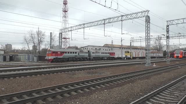 Тепловозы 2М62У-0123/2М62У-0042 (ТЧЭ-2) с путеукладочным поездом № 83ХХ.