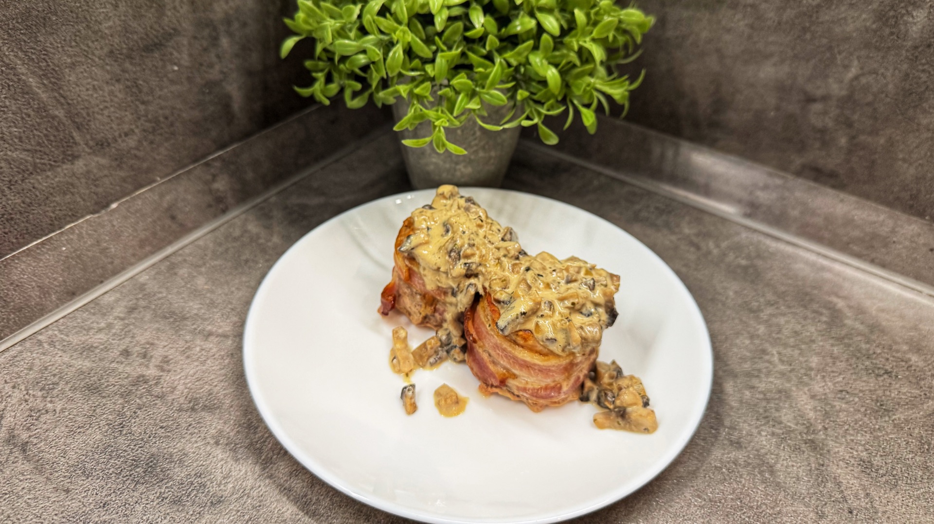 Свиные биточки в сливочно-грибном соусе.