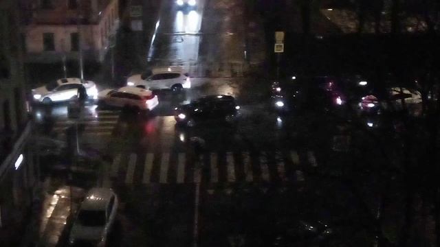 Большая вечерняя пробка около моего двора. Очень интересный случай.