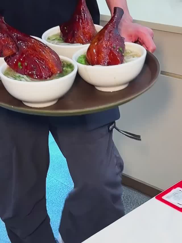 Восхитительная жаренная утка. Китайская кухня.