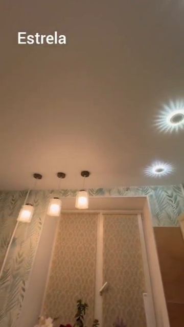 Матовый натяжной потолок с встраиваевыми светильниками.