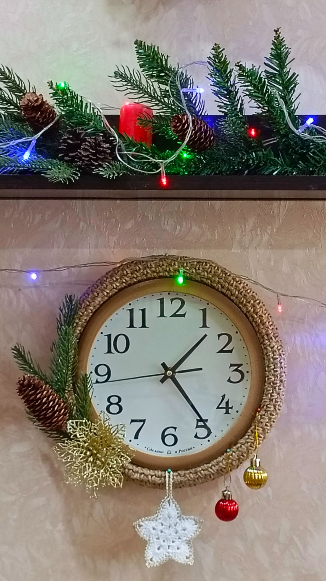 Настенные часы . Новогодний декор крючком .