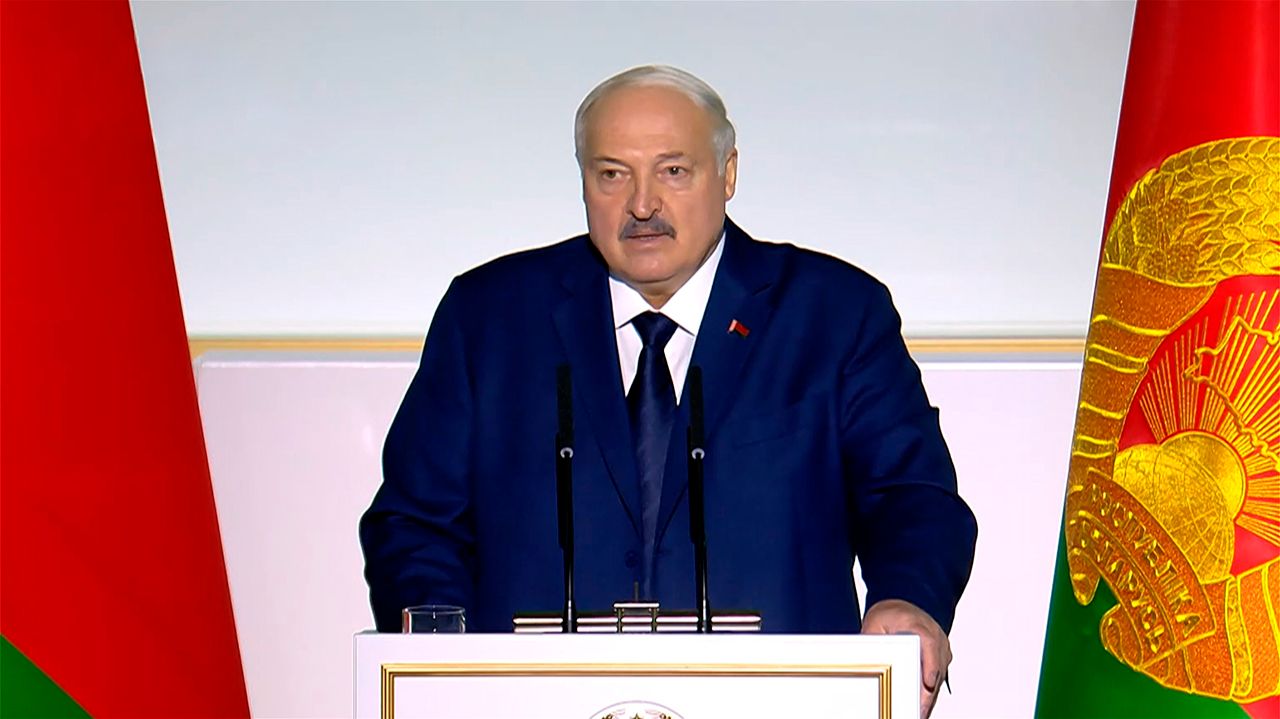 Лукашенко о демографии: Дорогие женщины, родите три малыша и требуйте от меня что угодно