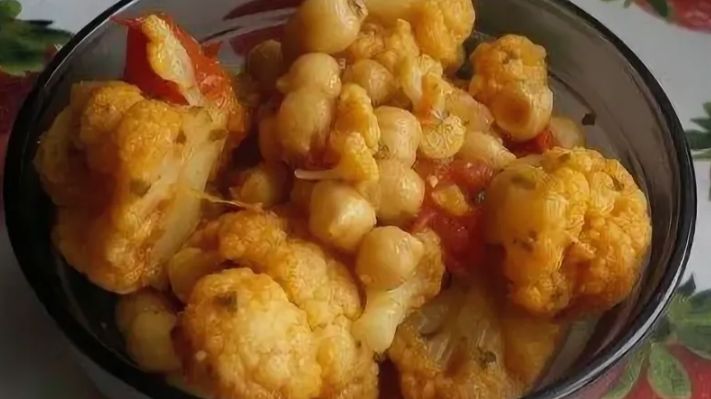 Карри с нутом и цветной капустой.