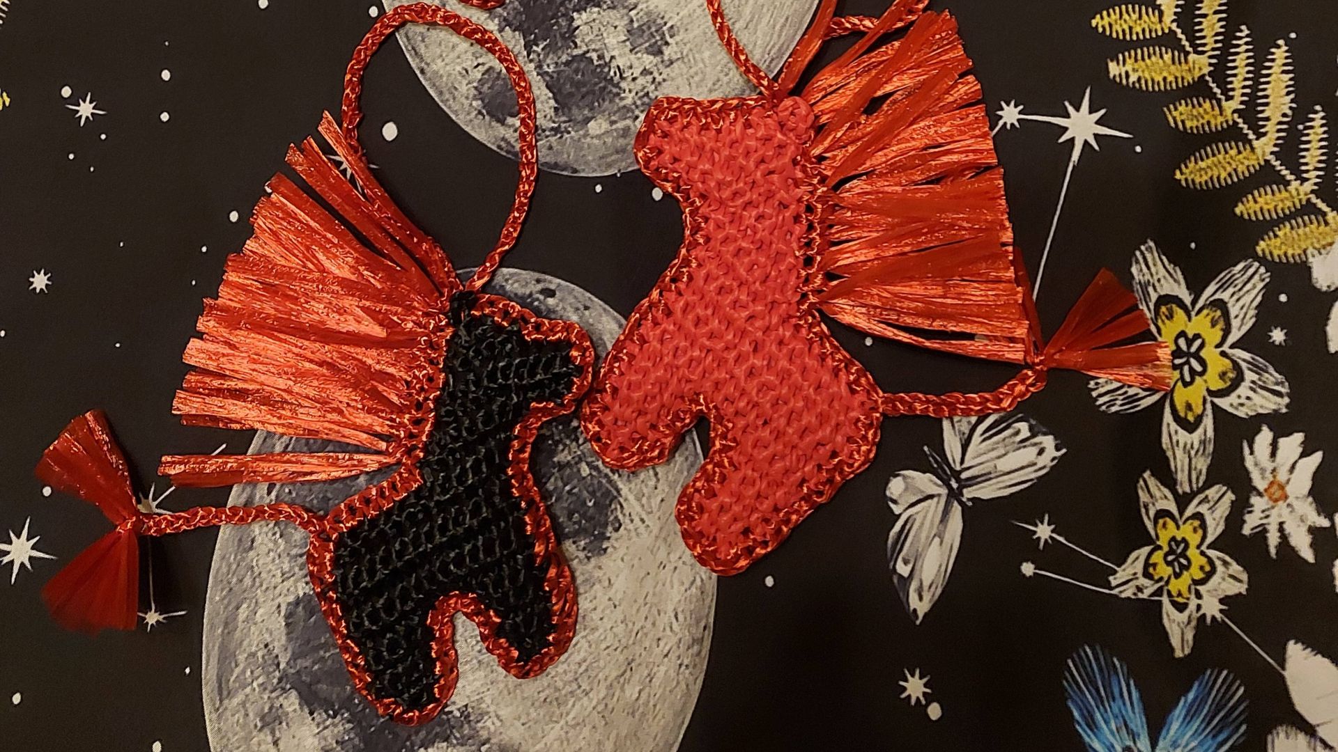 🐎💓КОНЬ-ОГОНЬ! Видео-МК (МАСТЕР-КЛАСС): вяжем КРАСНУЮ ЛОШАДКУ 2026 из рафии — брелок-талисман!💓🐎