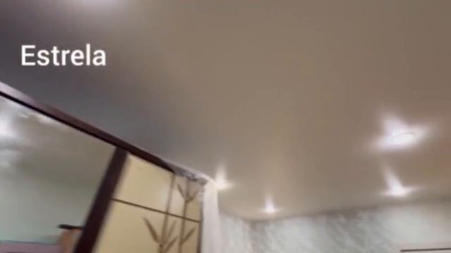 Натяжной потолок в гостиную