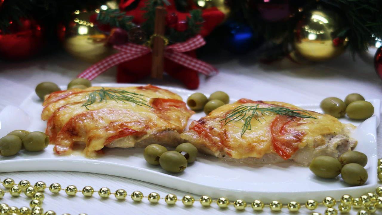 Мясо по-французски из свинины с помидорами и сыром в духовке