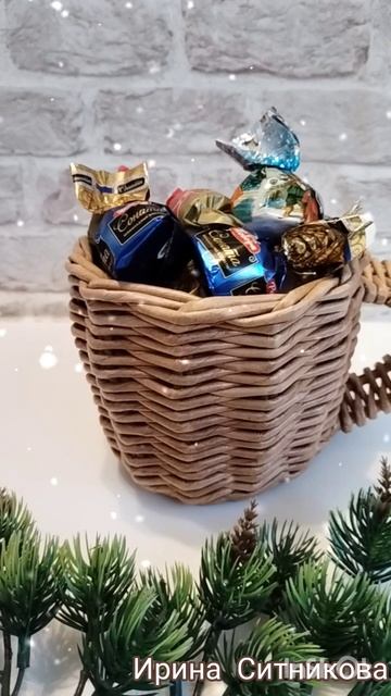 Сплела кружку из бумажной лозы