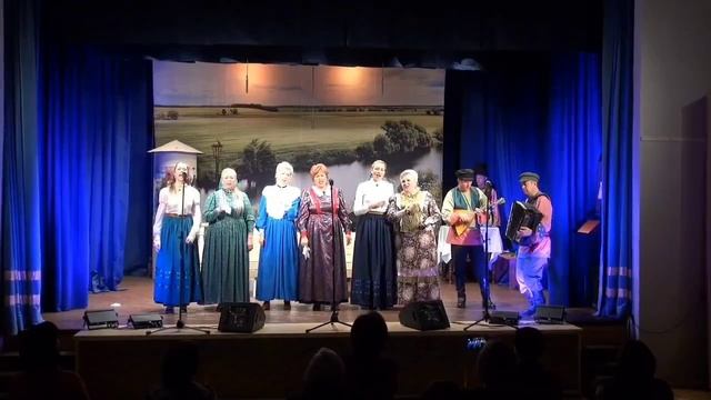 Возле милого крылечка