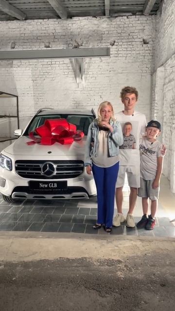 Влад А4 подарил маме машину ! #shorts