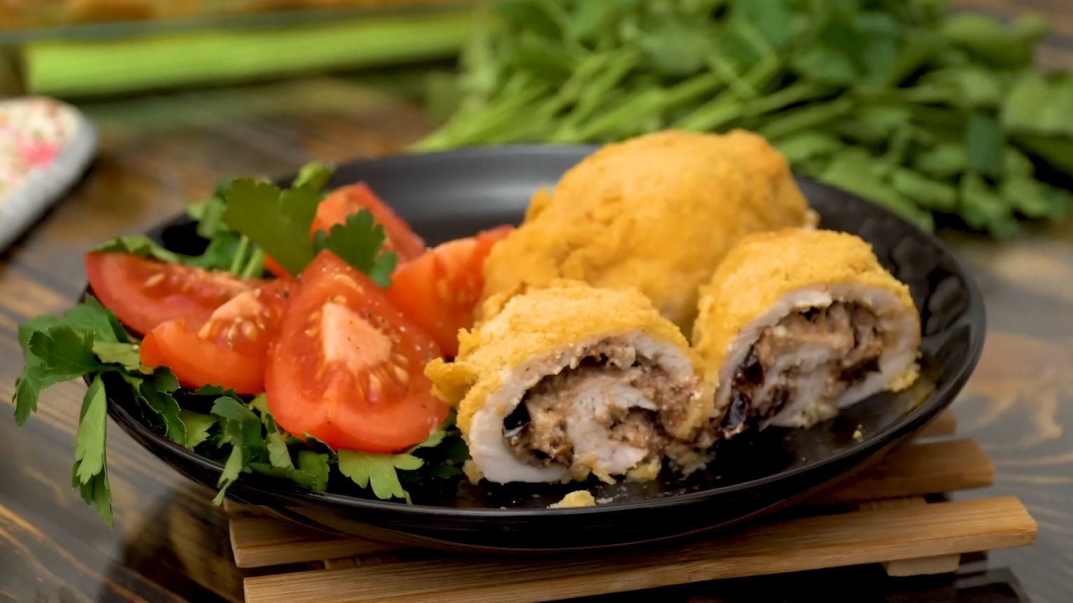 Куриные рулетики с черносливом  - рецепт на Eda.Video