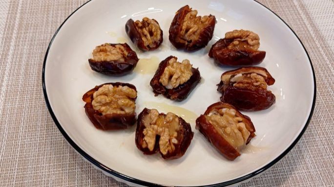 Закуска к Игристому Орехи в Финике .