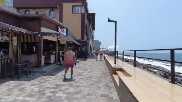 Краснодарский край сочи-прогулка по набережной в центре Адлера.
