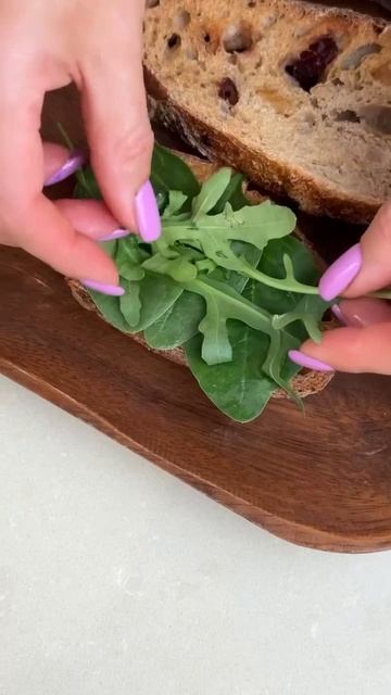 Брускетта с рикоттой, запеченным перцем и брускетта с ветчиной