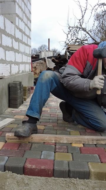 Уплотнение и выравнивание тротуарной плитки ручным способом.