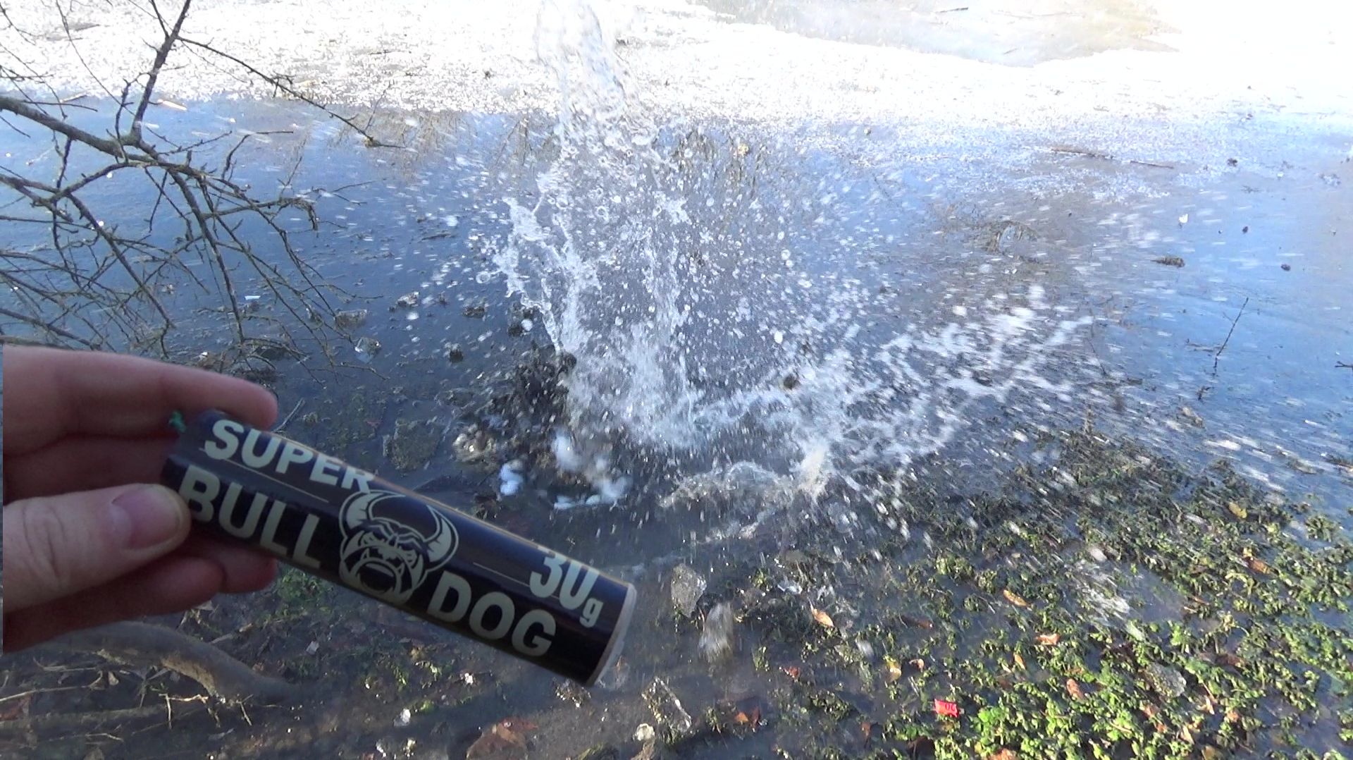 Взрывают Петарды Первый Лед! Ледяной Дождь от Петард