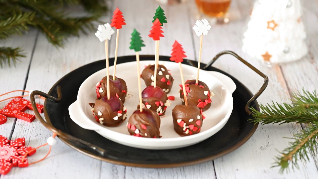 Дети в восторге! 🍭 Простой и красивый десерт — виноград в шоколаде на палочке 🍫