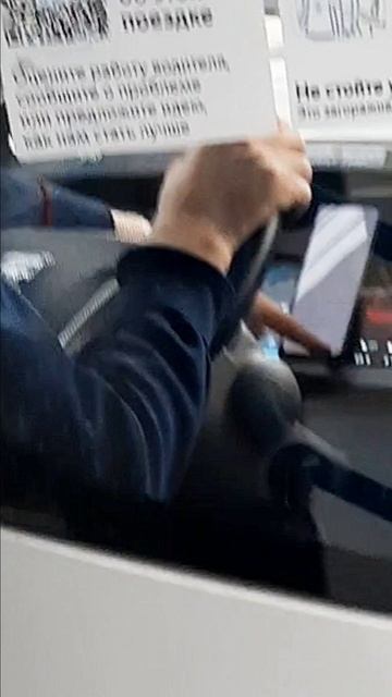 Жизнь пассажиров ничего не стоит, когда водитель автобуса скроллит ленту интернета во время вождения