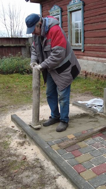 Уплотнение гарцовки перед укладкой тротуарной плитки.