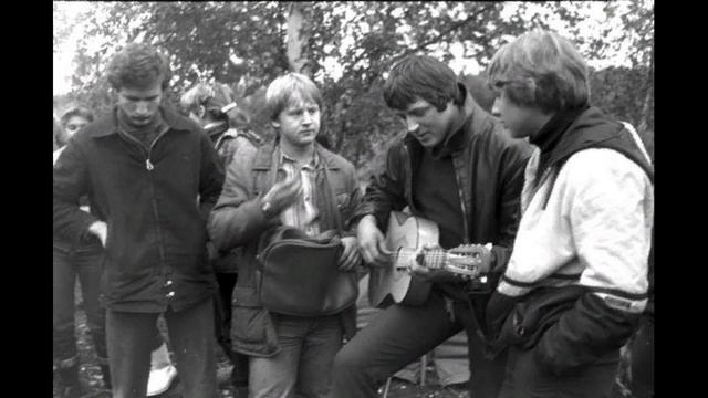 Голубым лучом.