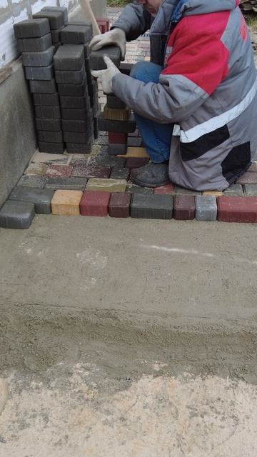 Черновая раскладка тротуарной плитки перед выравниванием.