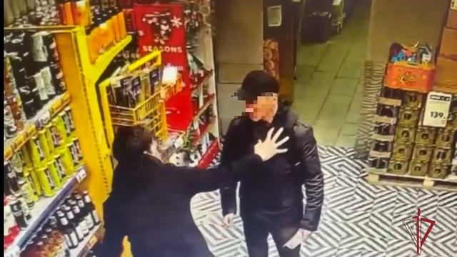 Мужчина ударил сотрудницу магазина стеклянной бутылкой