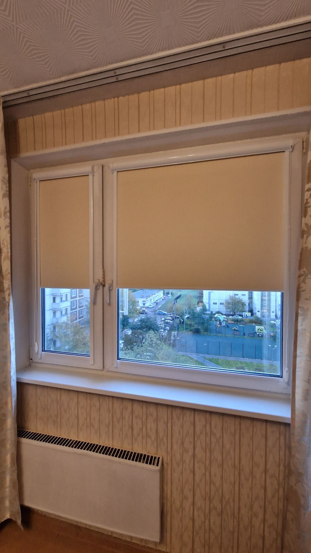 Кассетные рулонные шторки уни2. Ткань Респект блэкаут светло-бежевый.