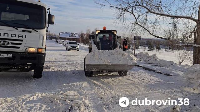 В режиме непрерывной работы идет очистка города от снега