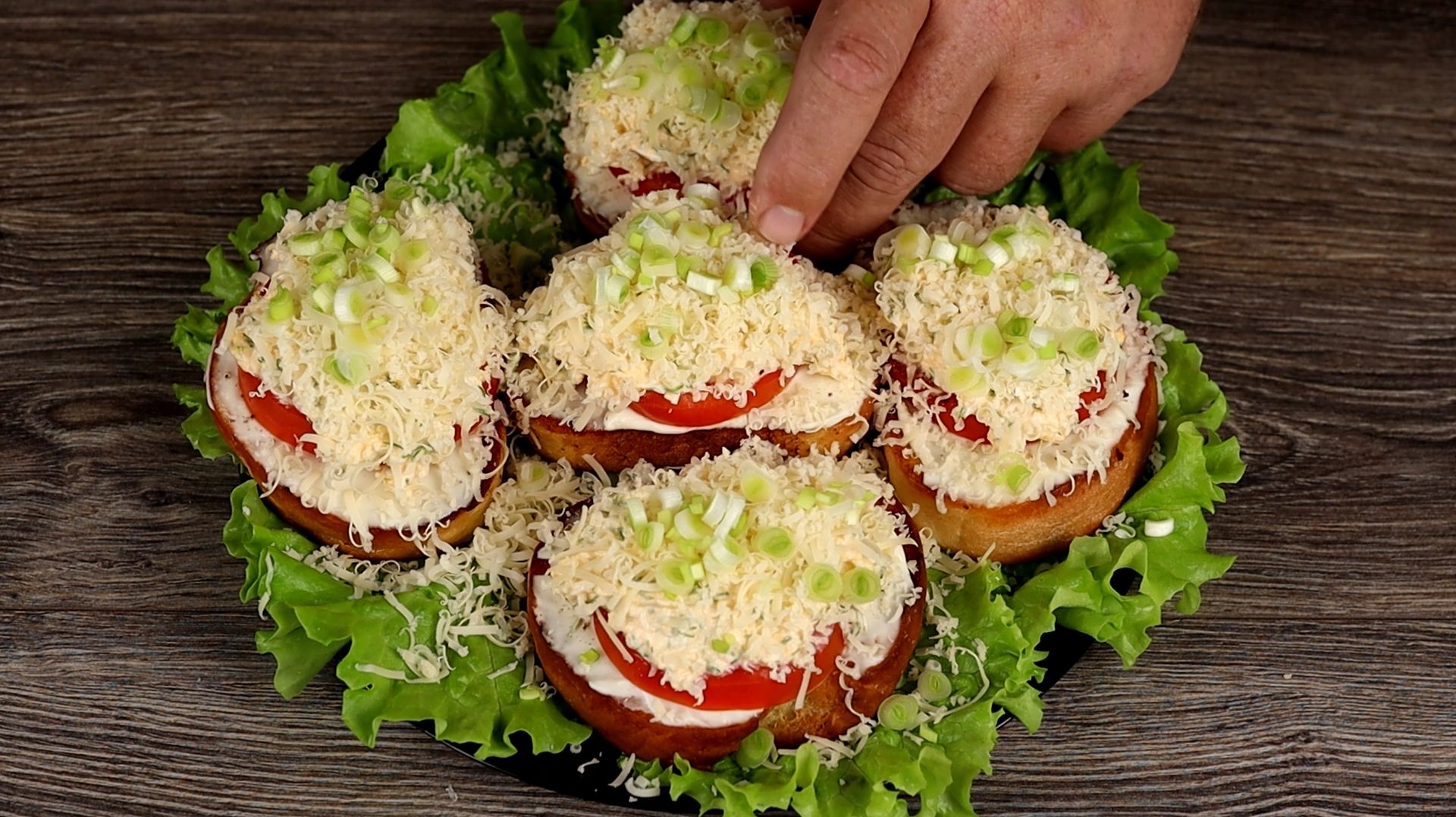 Праздничные бутерброды с яйцом и пармезаном на обжаренном хлебе: простой рецепт вкусной закуски