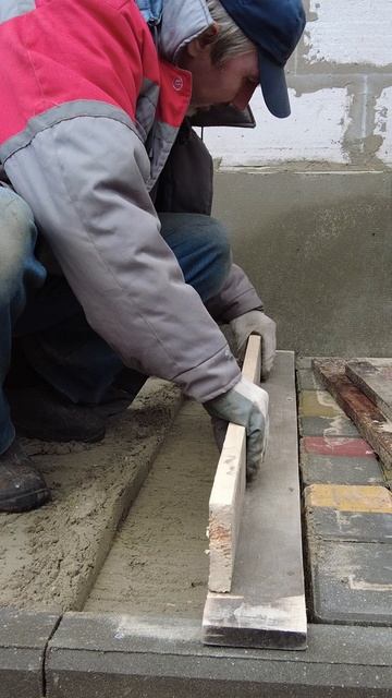 Как работает шаблон для задания уровня песка и гарцовки под тротуарную плитку.