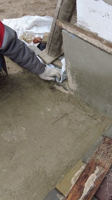 Из чего сделана направляющая - маяк, задающая уровень для укладки тротуарной плитки?