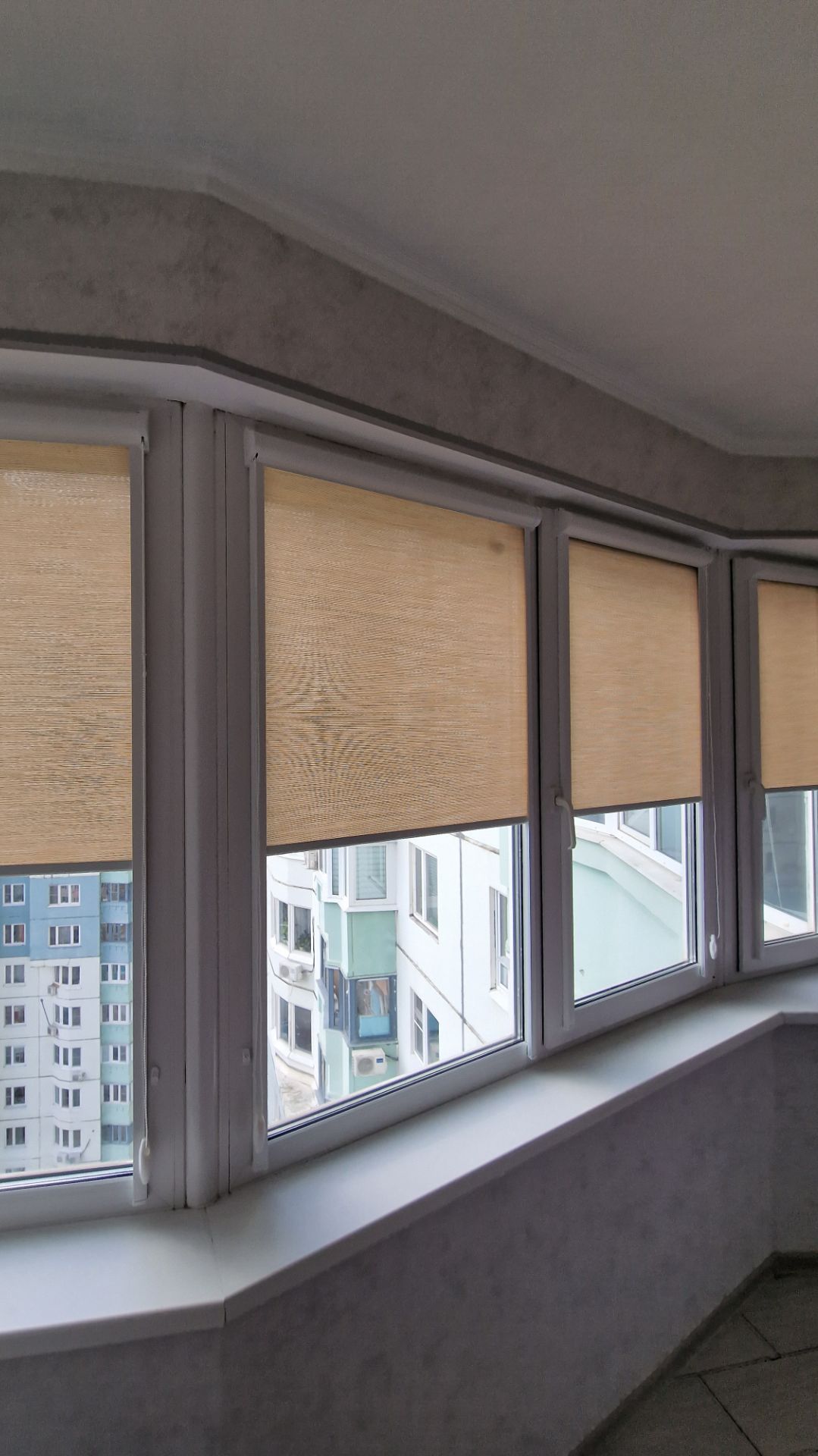 Кассетные рулонные шторки уни2 на лоджию. Ткань Корсо темно-бежевый.