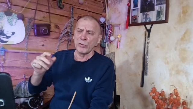 Он педагог. Прирожденный. Но детей ему доверять нельзя. А жаль! Душ 46