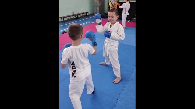 Упражнение для начинающих. Синий - удар левой, красный - удар правой