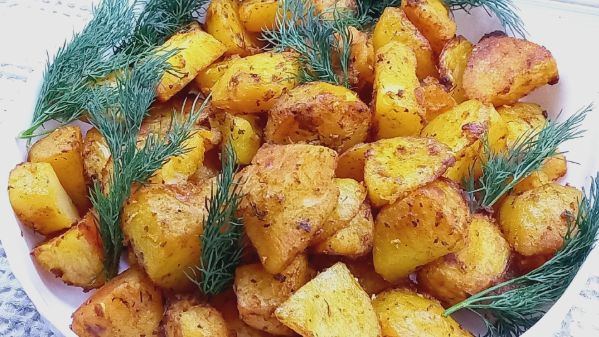 Картошка по-домашнему с приправами.